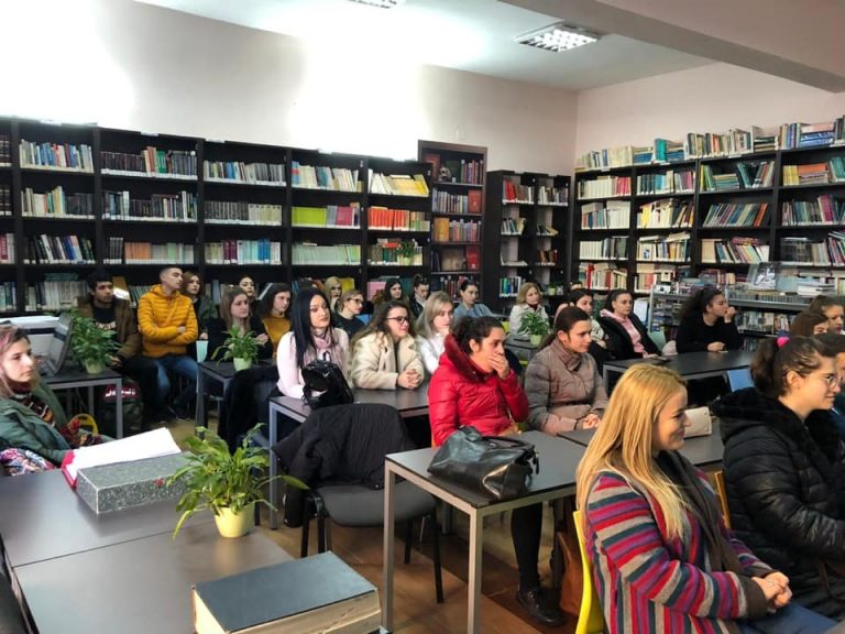 “Labirinti i shpirtrave”, prezantim në Fakultetin e Gjuhëve të Huaja. E ...